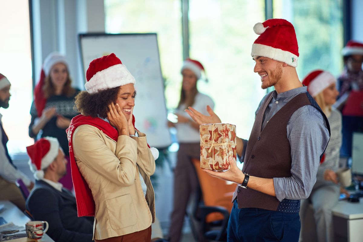 Christmas Gift for a Colleague at Work - frequent-ads.com